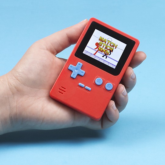 Consola retro de bolsillo con videojuegos arcade